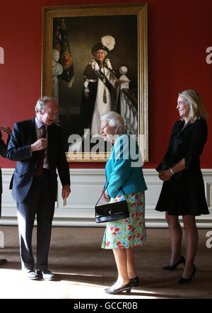 La reine Elizabeth II avec le duc de Buccleuch et artiste Nicky ...