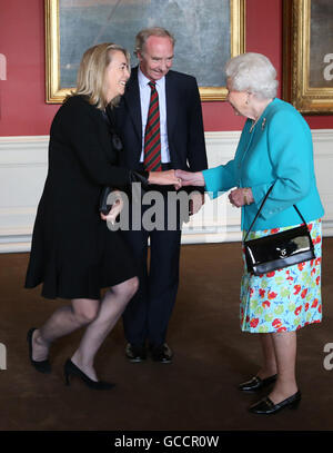 La reine Elizabeth II avec le duc de Buccleuch et artiste Nicky ...