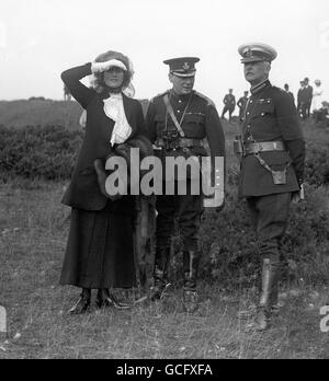 Winston Churchill et son épouse, Clementine et le général Bruce ...
