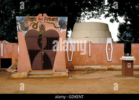 Le Temple de pythons à Ouidah, Bénin est une petite salle où quelque 50 ...