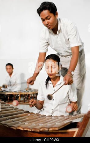 Cambodge: Un groupe de musique khmer traditionnel ou en pintourbe ...