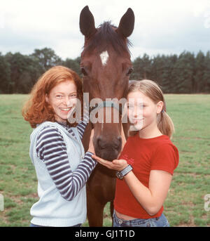 DIE KINDER VOM ALSTERTAL- Bild v.l. : Hexe - MARLEEN LOHSE und Lisa ...