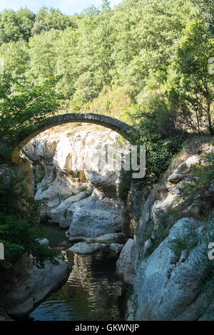 Pont Romain arqué en forme de conception campagne près de Bugarach ...
