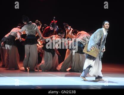 Des acteurs de l'Opéra national de Chine et du Théâtre dramatique de ...