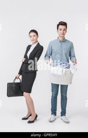 Inversion des rôles de jeune couple Photo Stock - Alamy