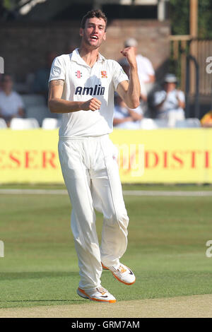 Reece Topley d'Essex (R) célèbre en tenant le wicket de David Lucas ...