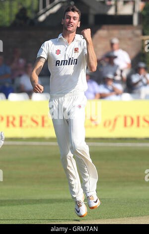 Reece Topley d'Essex (R) célèbre en tenant le wicket de David Lucas ...