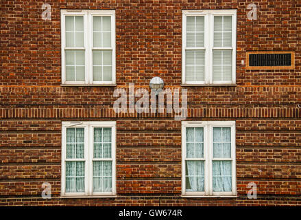 Maison en brique rouge avec des fenêtres blanches et blanc entrée ...