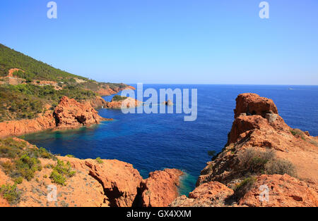 Roches rouges de l'Esterel côte méditerranéenne, la plage et la mer ...