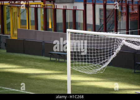 Terrain de football en cours de réparation. L'entretien de terrain de ...