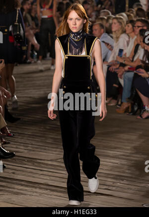 Le mannequin Kiki Willems marche sur la piste lors du salon de mode ...