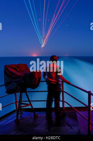 LA Marine AMÉRICAINE sur le fantail du porte-avions de la classe Nimitz ...