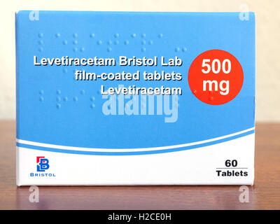 Photo d'une boîte de comprimés de Lévétiracétam, un médicament anti ...