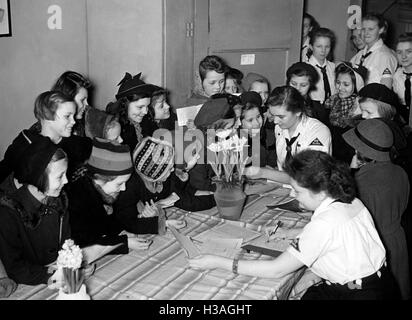 Une jeune fille de la jeunesse hitlérienne BDM en uniforme. studio ...