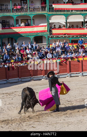 Bull fighter / torero en costume traditionnel avec le cap, la Plaza de ...