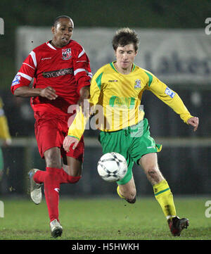 Bobby Bowry de Bromley (gauche) acharnés avec Greg Lincoln de Thurrock ...