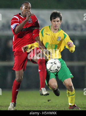 Bobby Bowry de Bromley (gauche) acharnés avec Greg Lincoln de Thurrock ...