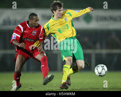 Bobby Bowry de Bromley (gauche) acharnés avec Greg Lincoln de Thurrock ...