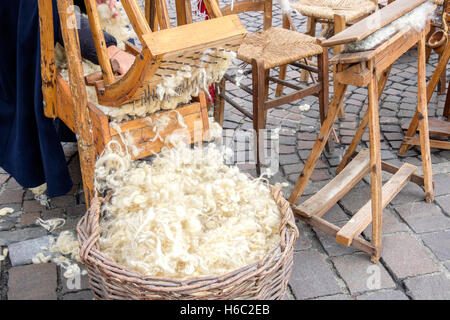 Bien que carder carder la laine ou le coton avec l'ancienne machine à ...