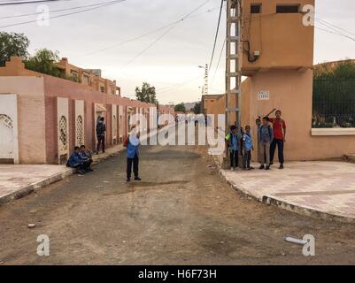 Une vue sur la rue de ville touristique Béchar en Algérie. Dans le ...
