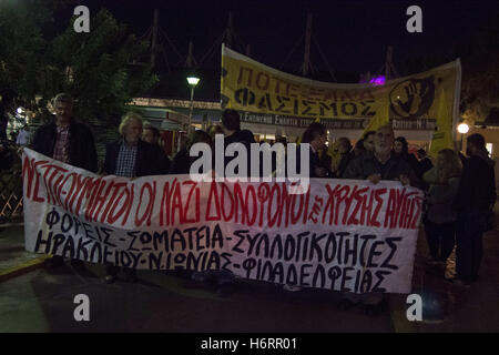 Athènes, Grèce. 1er novembre 2016. Mars manifestants criant des slogans ...