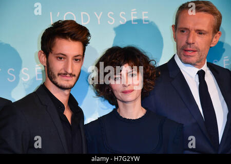 Pierre Niney, Audrey Tautou, Lambert Wilson et Chloe participant à la ...