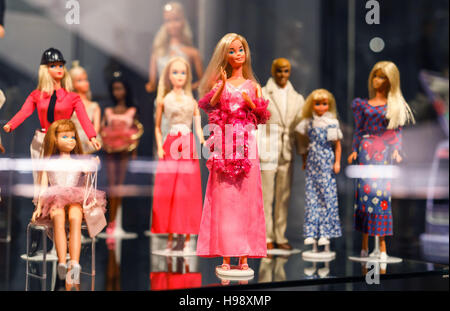 Celle, Allemagne. 18 Nov, 2016. Les poupées Barbie peut être vu à l'exposition 'Busy Girl ...