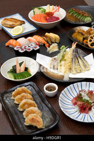 Une sélection de plats japonais sushi tempura,inc.,donburi yakiudon ...