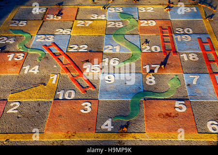 Jeu de serpents et échelles Photo Stock - Alamy