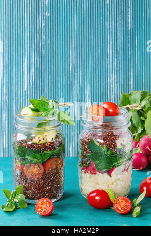 Des salades avec le quinoa, couscous, épinard, radis, tomates et ...