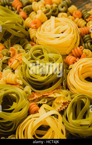 Différents types de pâtes de couleur avec différentes formes Photo ...
