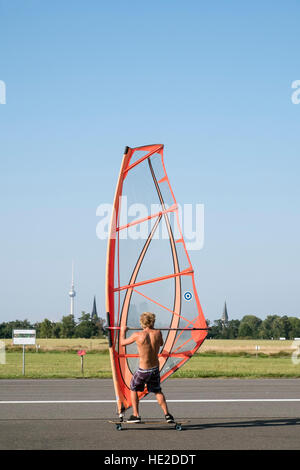 Land surf au parc ancien aéroport de Tempelhof à Berlin Allemagne Photo ...