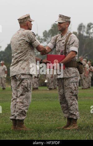 ÉTATS-UNIS Le colonel Shawn Basco du corps maritime, à droite ...