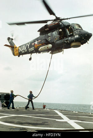 Un hélicoptère SH-2F Seasprite de l'escadron 94 anti-sous-marin ...