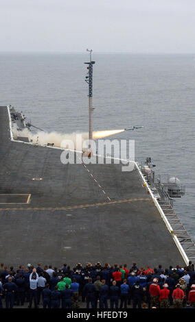 US Navy Un missile d'entraînement RTM-7P OTAN Sea Sparrow est lancé à ...