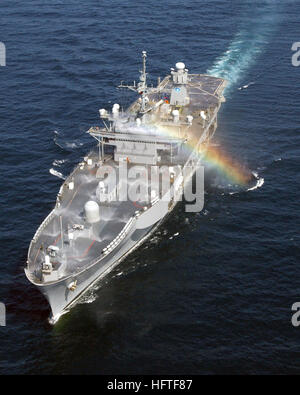 Une vue aérienne de l'arc du port du navire de transport lourd ...