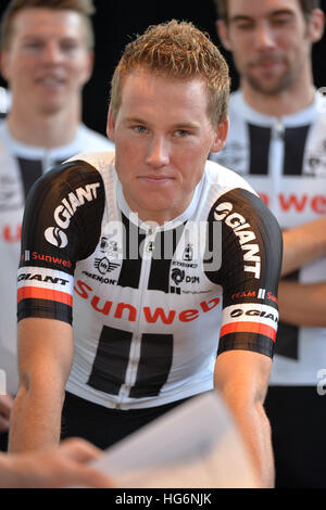 Le néerlandais Mike Teunissen de Team Sunweb photographié après l ...