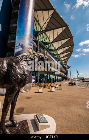 Statue en bronze du cheval de course Frankel à l'hippodrome d'Ascot ...