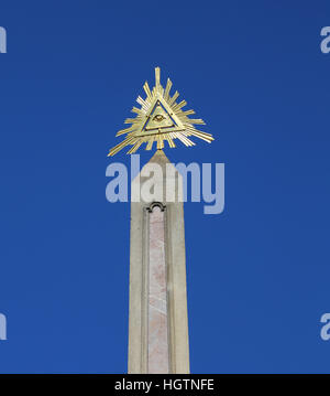 L'obélisque et le symbole de la trinité avec triangle et un œil bleu ...