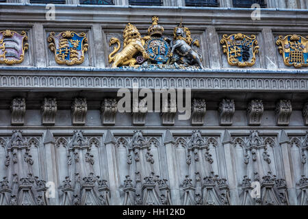 Les insignes royaux à Londres, en Angleterre. ER est l'acronyme de ...