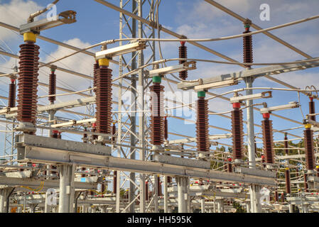 Postes de haute tension dans le poste électrique moderne Photo Stock ...