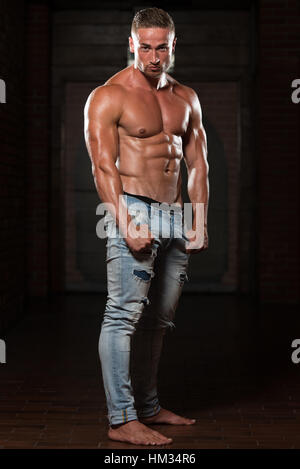Portrait d'un homme en bonne forme physique dans son survêtement bien ...