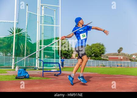 Les jeunes sportifs de lancer du javelot sur une piste d'athlétisme ...