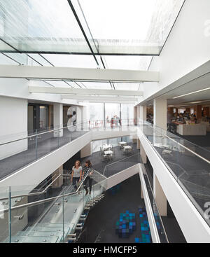 Atrium en verre multi-niveaux avec les galeries et les escaliers. 82 ...