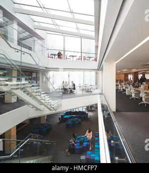 Atrium en verre multi-niveaux avec les galeries et les escaliers. 82 ...