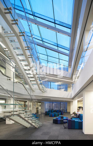 Atrium en verre multi-niveaux avec les galeries et les escaliers. 82 ...