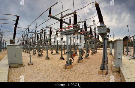 Postes de haute tension dans le poste électrique moderne Banque D ...