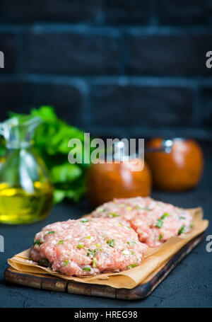 Côtelettes de steak cru de viande de bœuf hachée isolée sur fond blanc ...