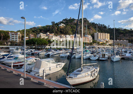 Port de plaisance de Blanes, sur la Costa Brava en Espagne, la ...