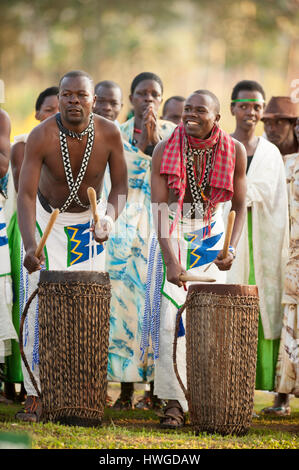 Dancers performing traditional dance rwandaise avant la randonnée pour ...